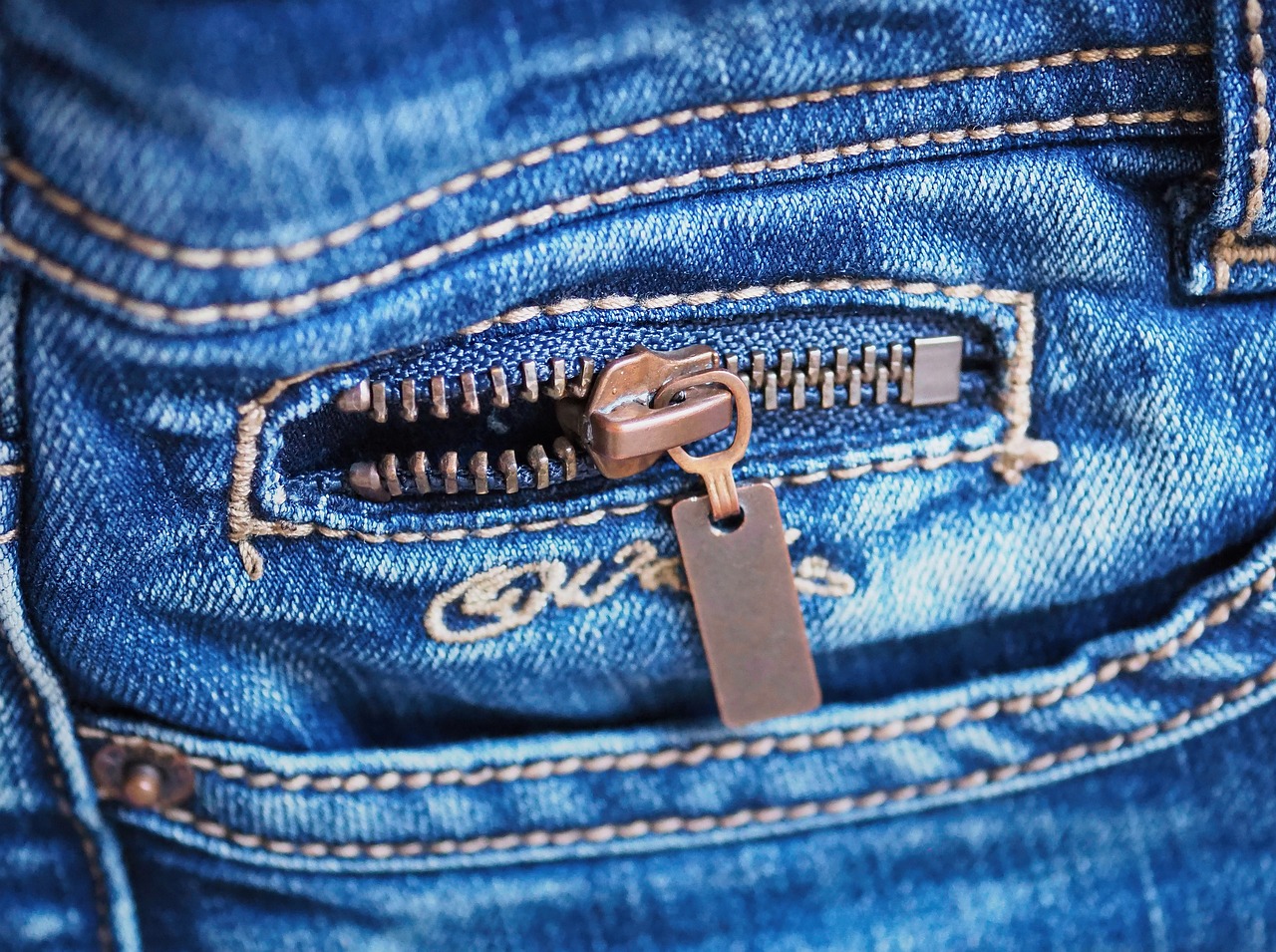 5 façons chics et tendances de porter une combinaison en jean